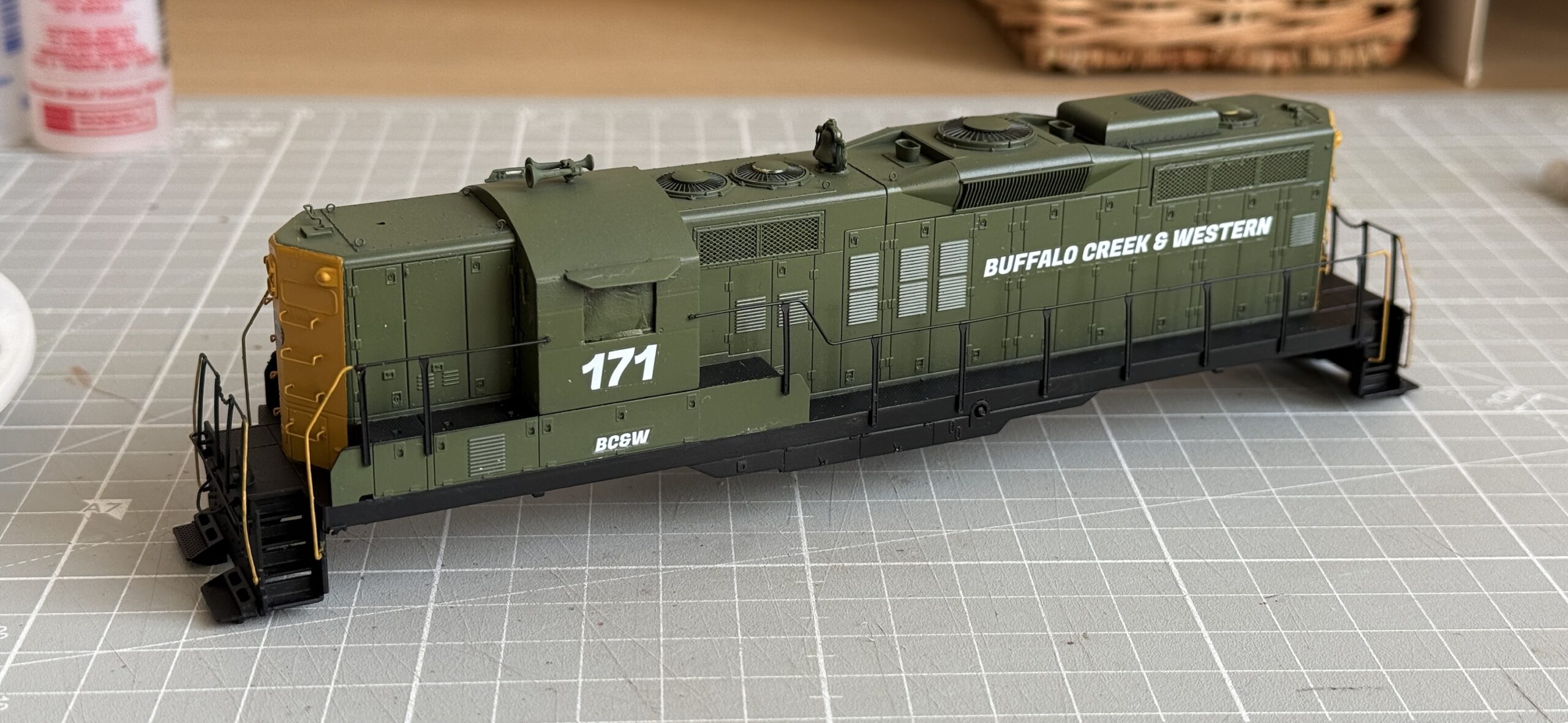 Repainting a GP9 - Buffalo Creek & Western Railroad